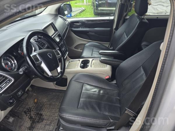 Lancia Voyager 2012 in Riga, with an engine capacity of 2.80 L and mileage of 0 thousand km for 7950 €, photo 10 on AUTOMOTO.COM.LV