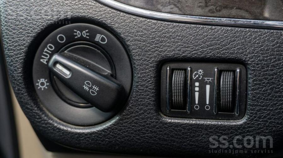 Lancia Voyager 2013 in Riga, with an engine capacity of 2.80 L and mileage of 360 thousand km for 6190 €, photo 20 on AUTOMOTO.COM.LV