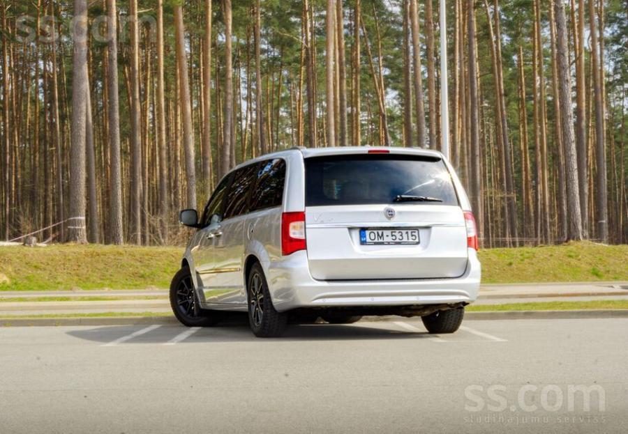 Lancia Voyager 2013 in Riga, with an engine capacity of 2.80 L and mileage of 360 thousand km for 5190 €, photo 8 on AUTOMOTO.COM.LV