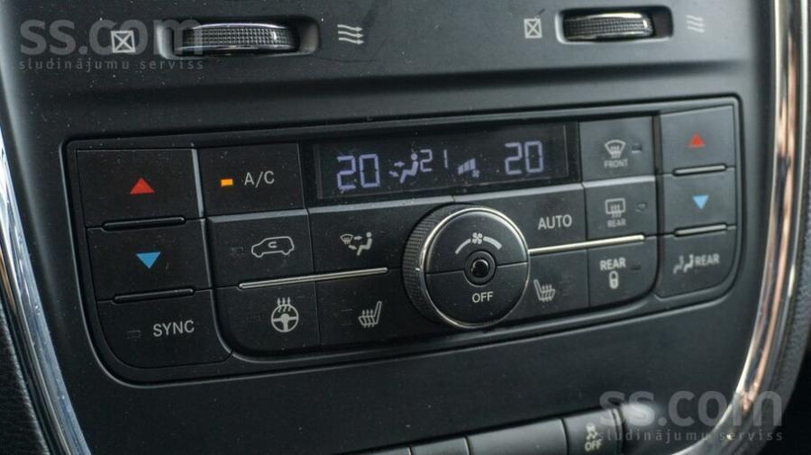 Lancia Voyager 2013 in Riga, with an engine capacity of 2.80 L and mileage of 360 thousand km for 5190 €, photo 15 on AUTOMOTO.COM.LV