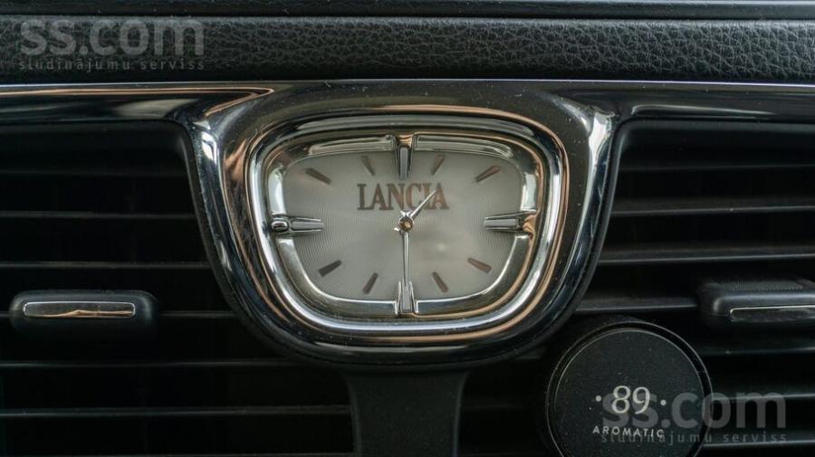 Lancia Voyager 2013 in Riga, with an engine capacity of 2.80 L and mileage of 360 thousand km for 5190 €, photo 16 on AUTOMOTO.COM.LV