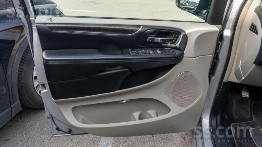 Lancia Voyager 2013 in Riga, with an engine capacity of 2.80 L and mileage of 360 thousand km for 5190 €, photo 21 on AUTOMOTO.COM.LV