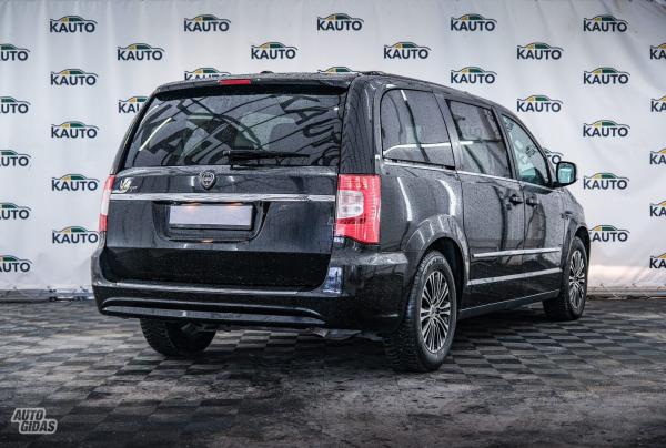 Lancia Voyager 2015 in Kaunas, with an engine capacity of 2.80 L and mileage of 276 thousand km for 8390 €, photo 3 on AUTOMOTO.COM.LV