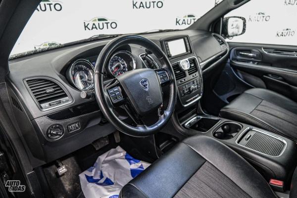 Lancia Voyager 2015 in Kaunas, with an engine capacity of 2.80 L and mileage of 276 thousand km for 8390 €, photo 5 on AUTOMOTO.COM.LV