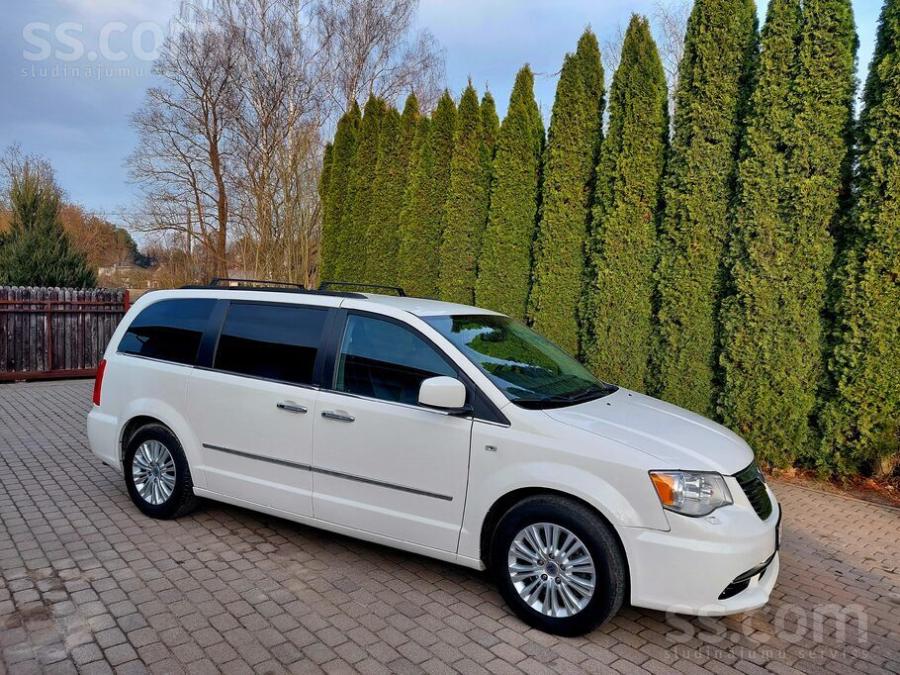 White Lancia Voyager 2012 in Ogre, with an engine capacity of 2.80 L and mileage of 27 thousand km for 7750 €, photo 2 on AUTOMOTO.COM.LV