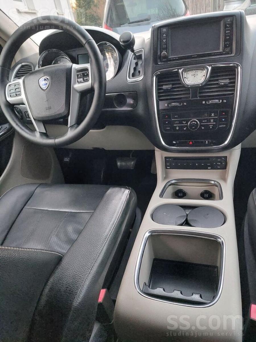 White Lancia Voyager 2012 in Ogre, with an engine capacity of 2.80 L and mileage of 27 thousand km for 7750 €, photo 5 on AUTOMOTO.COM.LV