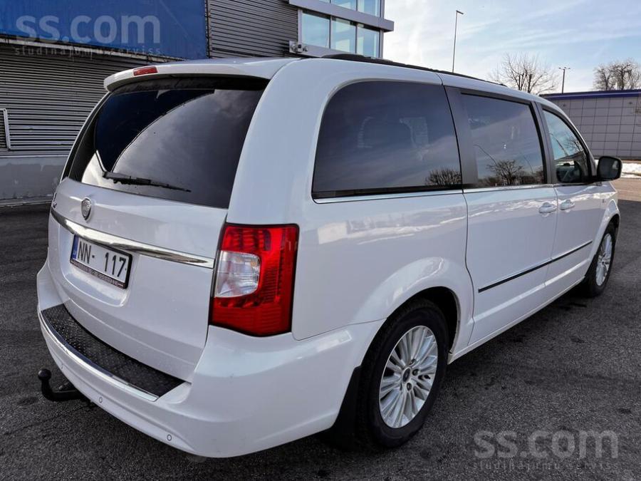 White Lancia Voyager 2013 in Valka, with an engine capacity of 2.80 L and mileage of 258 thousand km for 8850 €, photo 4 on AUTOMOTO.COM.LV