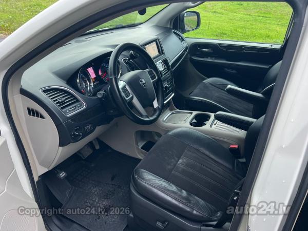White Lancia Voyager 2013 in Tallinn, with an engine capacity of 2.80 L and mileage of 285 thousand km for 4999 €, photo 6 on AUTOMOTO.COM.LV