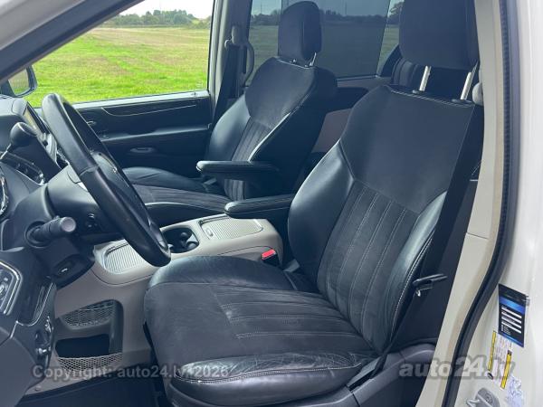 White Lancia Voyager 2013 in Tallinn, with an engine capacity of 2.80 L and mileage of 285 thousand km for 4999 €, photo 7 on AUTOMOTO.COM.LV