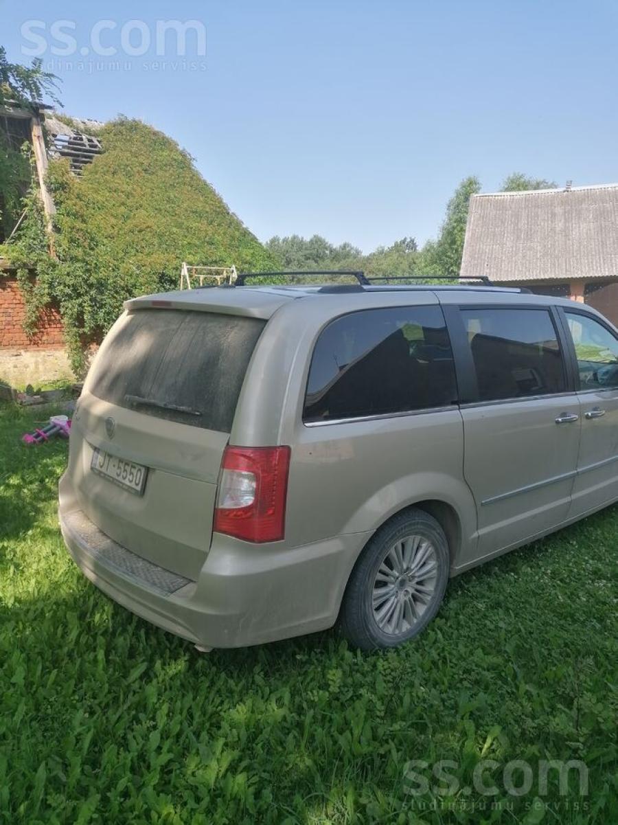 Dzeltens Lancia Voyager 2014 Liepāja, ar dzinēja tilpumu 2.80 L un nobraukumu 186 tūkst. km par 9300 €, foto 2 vietnē AUTOMOTO.COM.LV