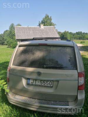 Dzeltens Lancia Voyager 2014 Liepāja, ar dzinēja tilpumu 2.80 L un nobraukumu 186 tūkst. km par 9300 €, foto 3 vietnē AUTOMOTO.COM.LV
