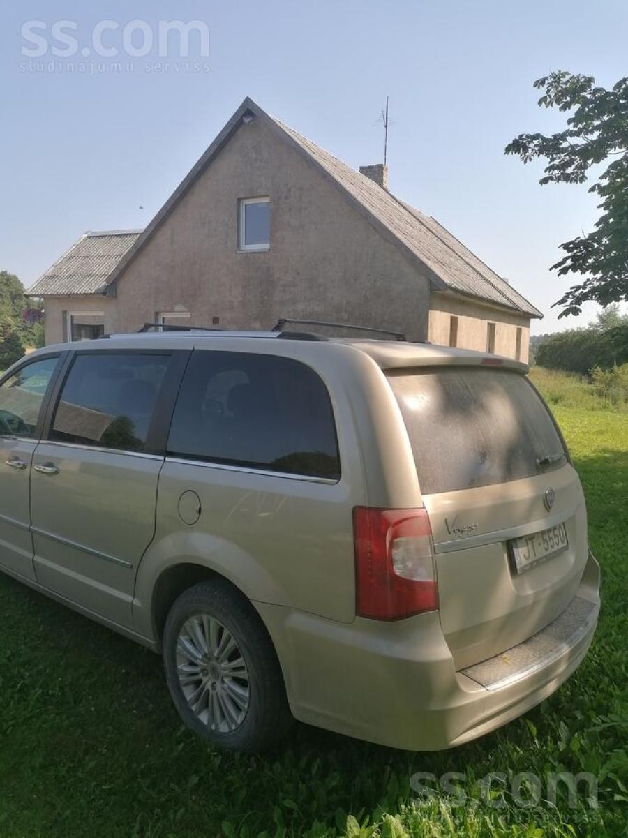 Dzeltens Lancia Voyager 2014 Liepāja, ar dzinēja tilpumu 2.80 L un nobraukumu 186 tūkst. km par 9300 €, foto 4 vietnē AUTOMOTO.COM.LV