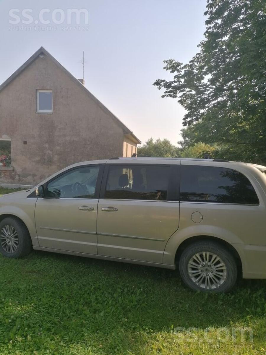 Dzeltens Lancia Voyager 2014 Liepāja, ar dzinēja tilpumu 2.80 L un nobraukumu 186 tūkst. km par 9300 €, foto 5 vietnē AUTOMOTO.COM.LV