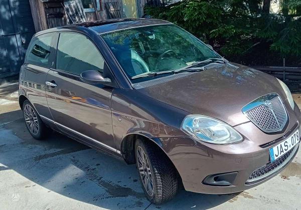 Sarkans Lancia Ypsilon 2009 Viļņa, ar dzinēja tilpumu 1.30 L un nobraukumu 295 tūkst. km par 2000 €, foto 1 vietnē AUTOMOTO.COM.LV