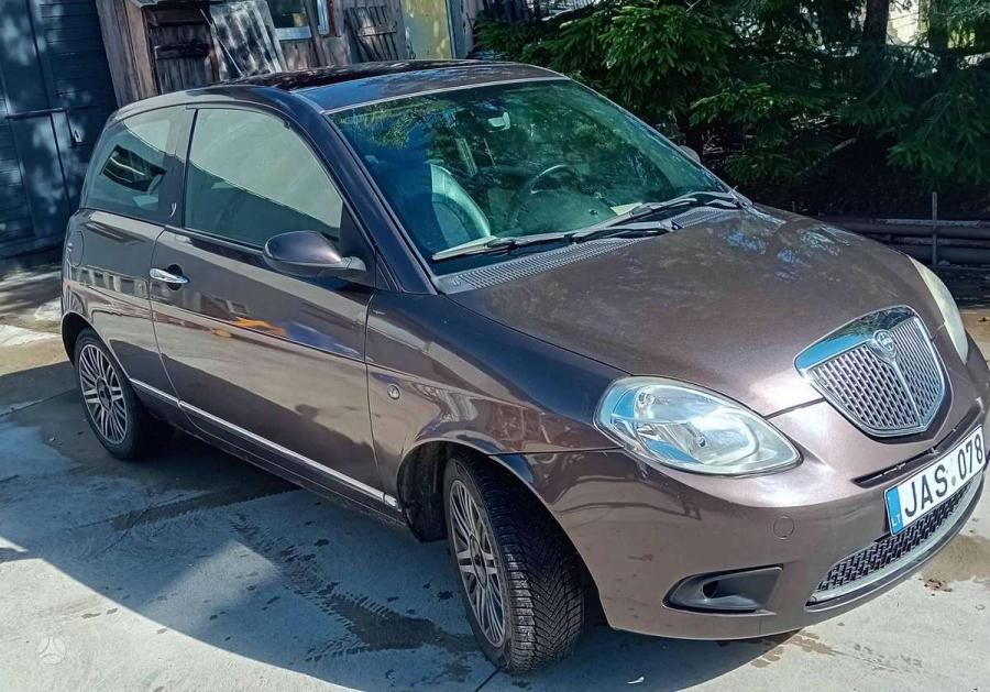 Red Lancia Ypsilon 2009 in Vilnius, with an engine capacity of 1.30 L and mileage of 295 thousand km for 2000 €, photo 1 on AUTOMOTO.COM.LV