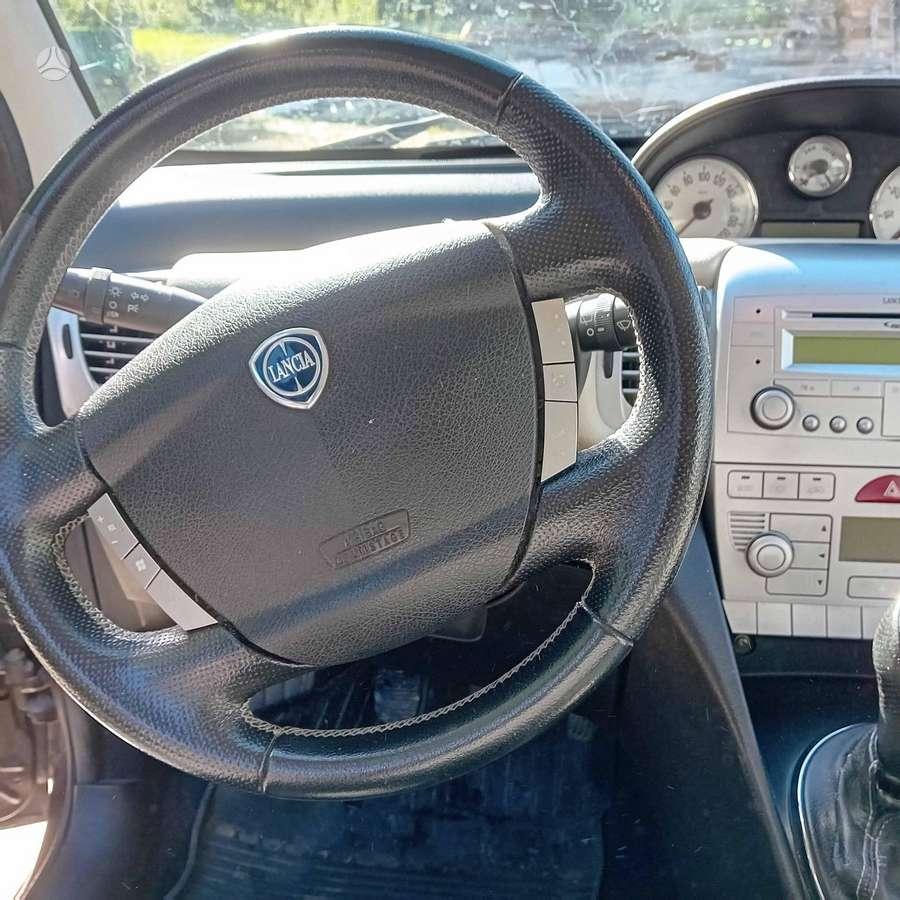 Red Lancia Ypsilon 2009 in Vilnius, with an engine capacity of 1.30 L and mileage of 295 thousand km for 2000 €, photo 11 on AUTOMOTO.COM.LV