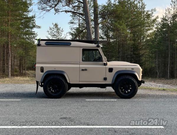 Beige Land Rover Defender 2007 in Tallinn, with an engine capacity of 2.40 L and mileage of 250 thousand km for 22000 €, photo 4 on AUTOMOTO.COM.LV