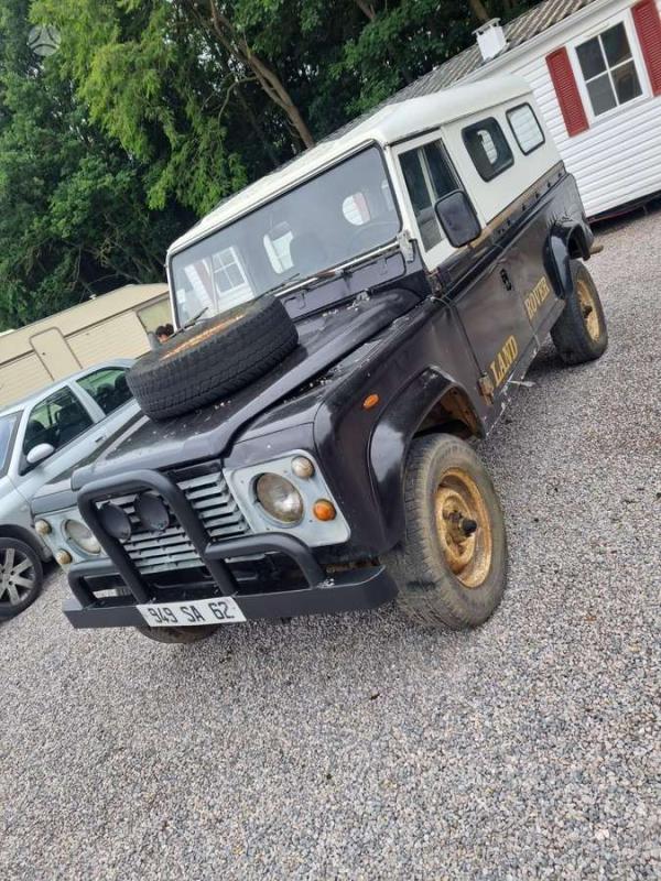 Black Land Rover Defender 1983 in Taurage, with an engine capacity of 2.30 L and mileage of 200 thousand km for 5500 €, photo 2 on AUTOMOTO.COM.LV