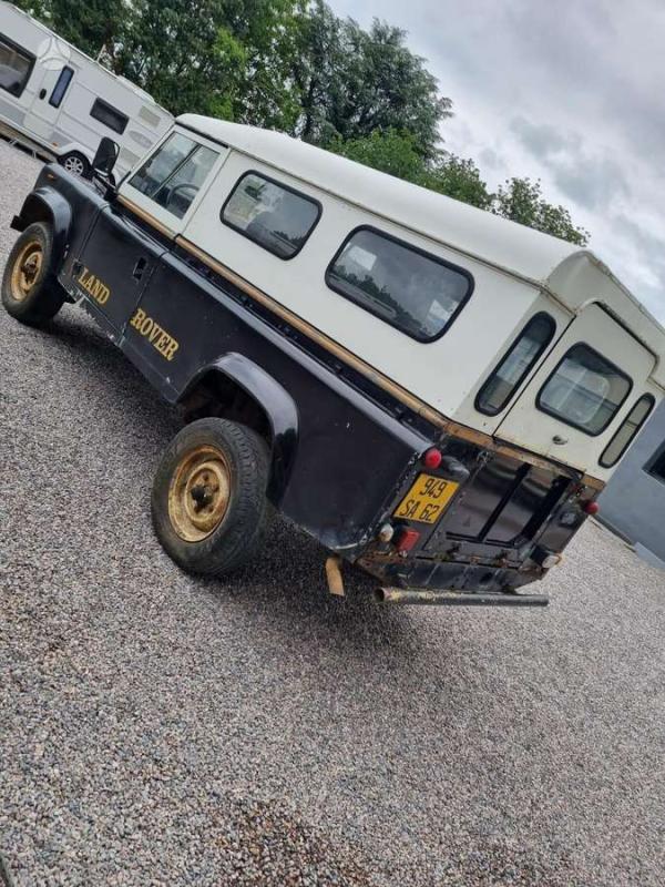 Black Land Rover Defender 1983 in Taurage, with an engine capacity of 2.30 L and mileage of 200 thousand km for 5500 €, photo 3 on AUTOMOTO.COM.LV