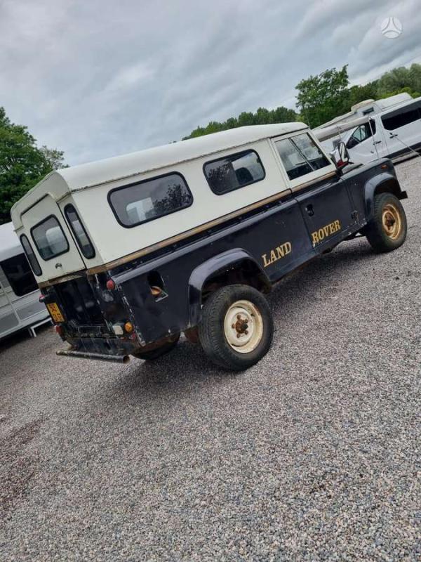 Black Land Rover Defender 1983 in Taurage, with an engine capacity of 2.30 L and mileage of 200 thousand km for 5500 €, photo 4 on AUTOMOTO.COM.LV