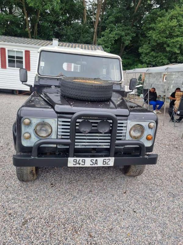 Black Land Rover Defender 1983 in Taurage, with an engine capacity of 2.30 L and mileage of 200 thousand km for 5500 €, photo 5 on AUTOMOTO.COM.LV
