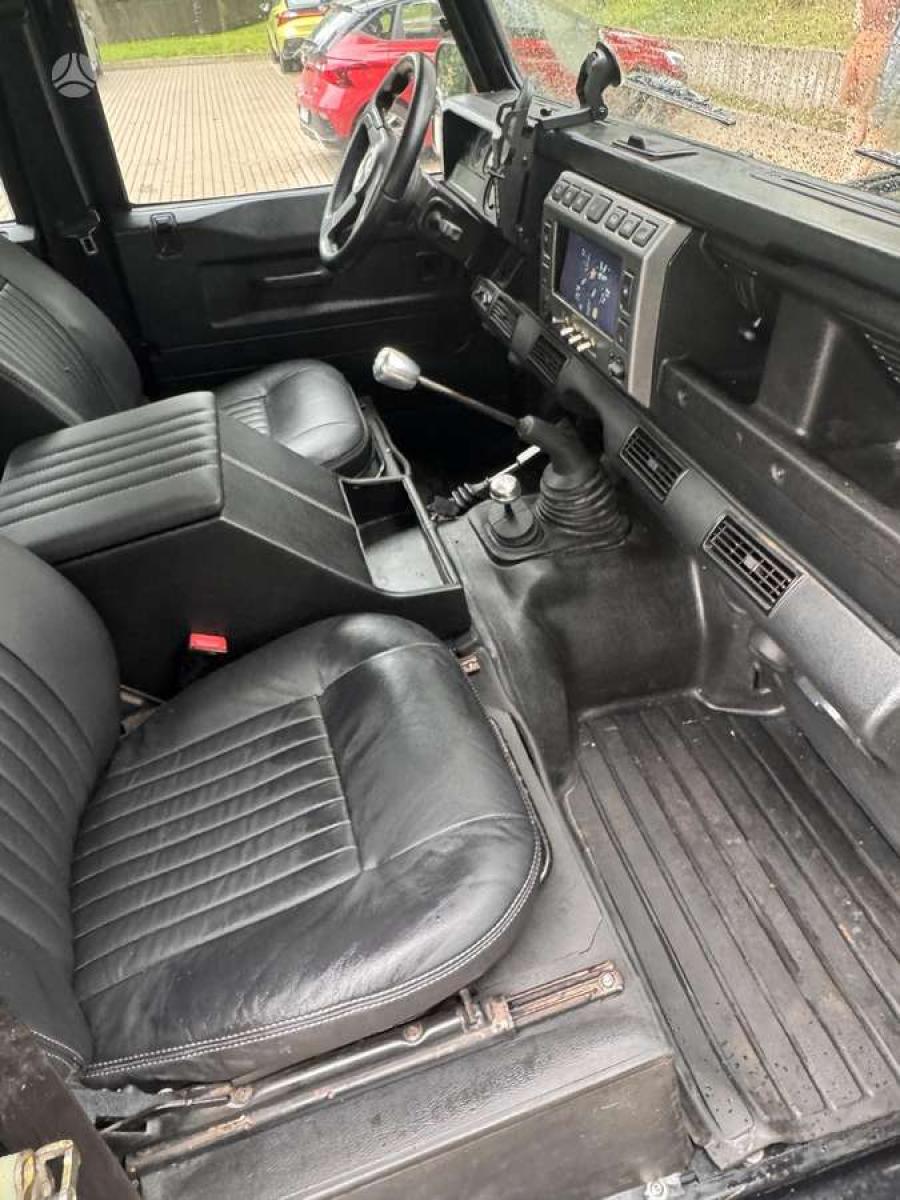 Melns Land Rover Defender 2005 Rīga, ar dzinēja tilpumu 2.50 L un nobraukumu 250 tūkst. km par 32000 €, foto 16 vietnē AUTOMOTO.COM.LV