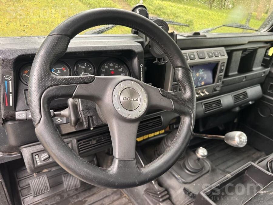 Melns Land Rover Defender 2005 Rīga, ar dzinēja tilpumu 2.50 L un nobraukumu 250 tūkst. km par 29500 €, foto 6 vietnē AUTOMOTO.COM.LV