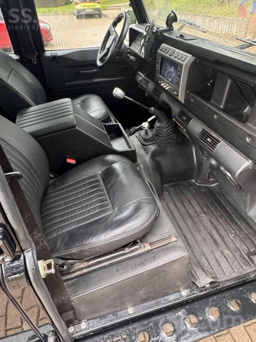 Melns Land Rover Defender 2005 Rīga, ar dzinēja tilpumu 2.50 L un nobraukumu 250 tūkst. km par 29500 €, foto 15 vietnē AUTOMOTO.COM.LV