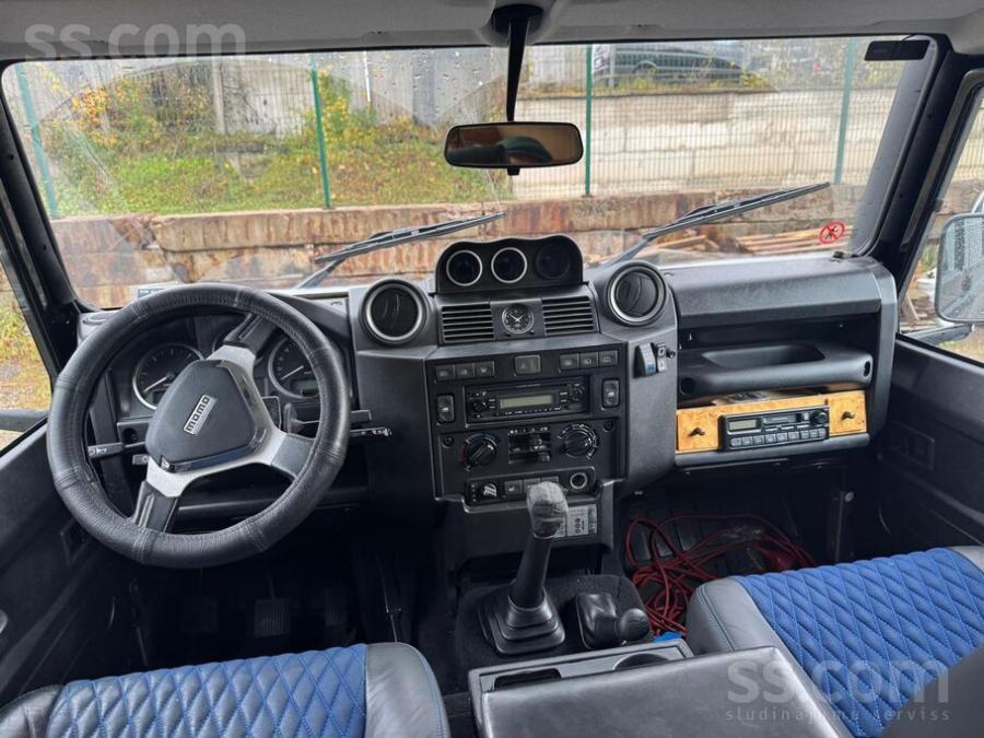 Melns Land Rover Defender 2008 Rīga, ar dzinēja tilpumu 2.40 L un nobraukumu 130 tūkst. km par 29700 €, foto 6 vietnē AUTOMOTO.COM.LV