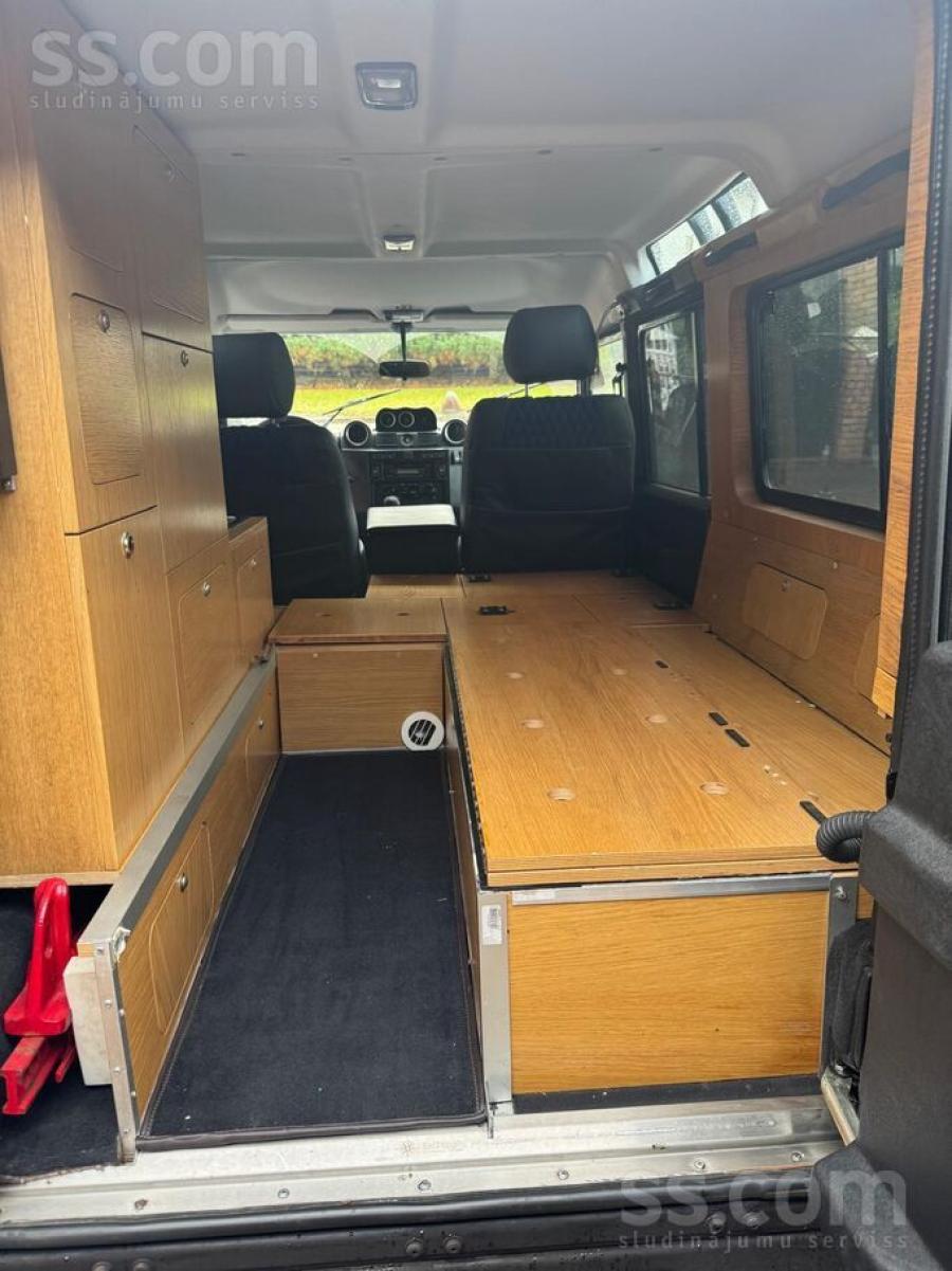 Melns Land Rover Defender 2008 Rīga, ar dzinēja tilpumu 2.40 L un nobraukumu 130 tūkst. km par 29700 €, foto 10 vietnē AUTOMOTO.COM.LV