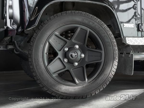 Melns Land Rover Defender 2010 Tallina, ar dzinēja tilpumu 2.40 L un nobraukumu 173 tūkst. km par 64900 €, foto 7 vietnē AUTOMOTO.COM.LV