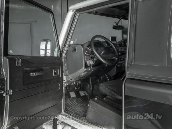 Melns Land Rover Defender 2010 Tallina, ar dzinēja tilpumu 2.40 L un nobraukumu 173 tūkst. km par 64900 €, foto 8 vietnē AUTOMOTO.COM.LV