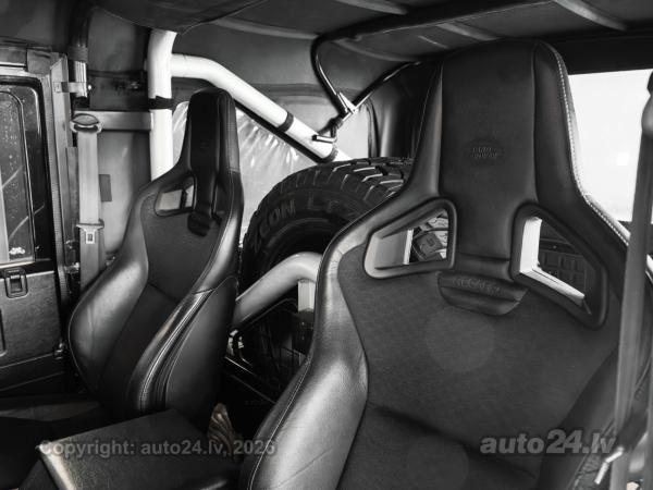 Melns Land Rover Defender 2010 Tallina, ar dzinēja tilpumu 2.40 L un nobraukumu 173 tūkst. km par 64900 €, foto 10 vietnē AUTOMOTO.COM.LV
