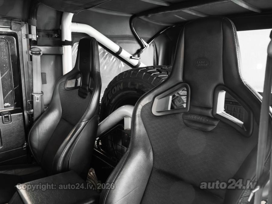 Melns Land Rover Defender 2010 Tallina, ar dzinēja tilpumu 2.40 L un nobraukumu 173 tūkst. km par 64900 €, foto 10 vietnē AUTOMOTO.COM.LV
