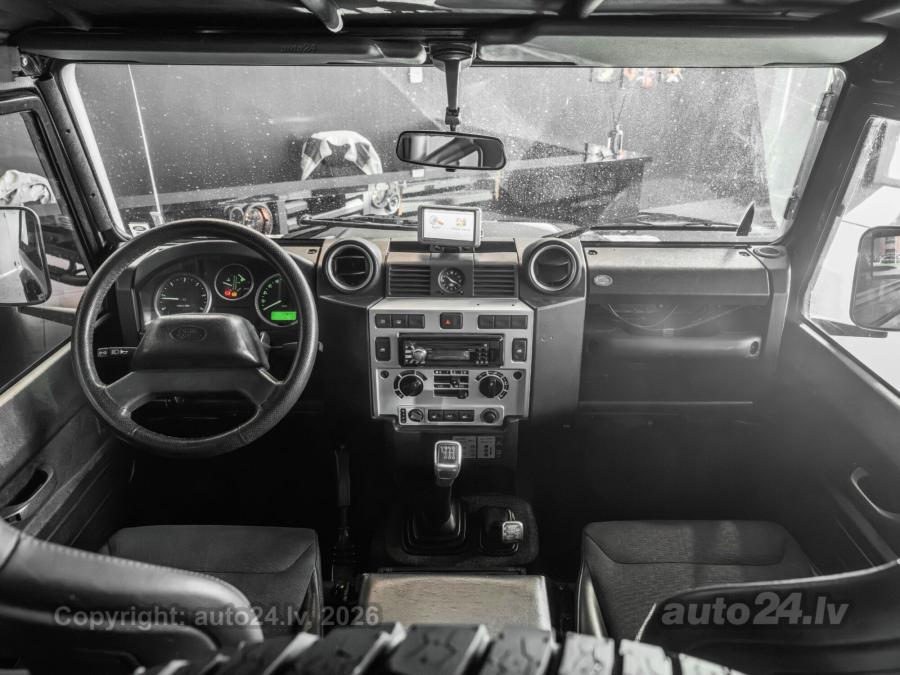 Melns Land Rover Defender 2010 Tallina, ar dzinēja tilpumu 2.40 L un nobraukumu 173 tūkst. km par 64900 €, foto 11 vietnē AUTOMOTO.COM.LV