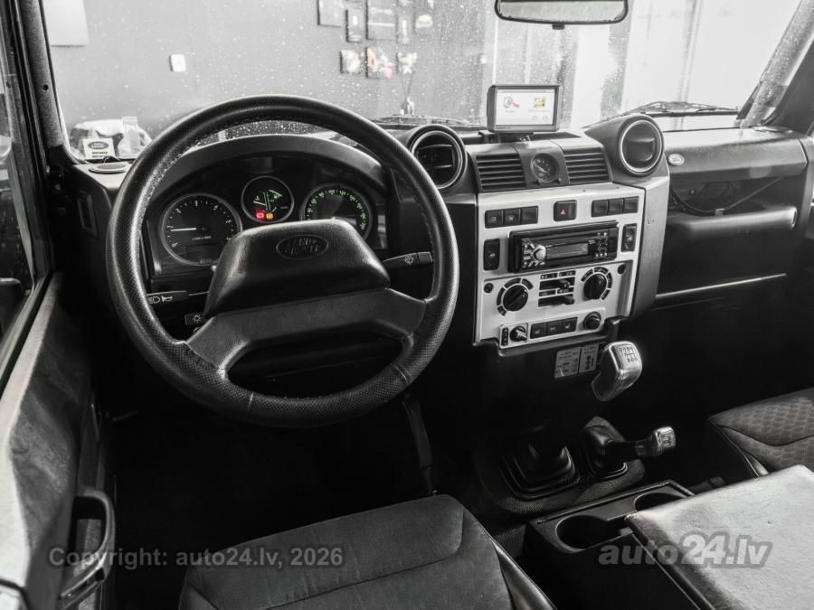 Melns Land Rover Defender 2010 Tallina, ar dzinēja tilpumu 2.40 L un nobraukumu 173 tūkst. km par 64900 €, foto 13 vietnē AUTOMOTO.COM.LV