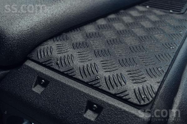 Black Land Rover Defender 2013 in Riga, with an engine capacity of 2.20 L and mileage of 11 thousand km for 95000 €, photo 5 on AUTOMOTO.COM.LV