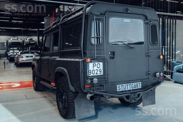 Black Land Rover Defender 2013 in Riga, with an engine capacity of 2.20 L and mileage of 11 thousand km for 95000 €, photo 7 on AUTOMOTO.COM.LV