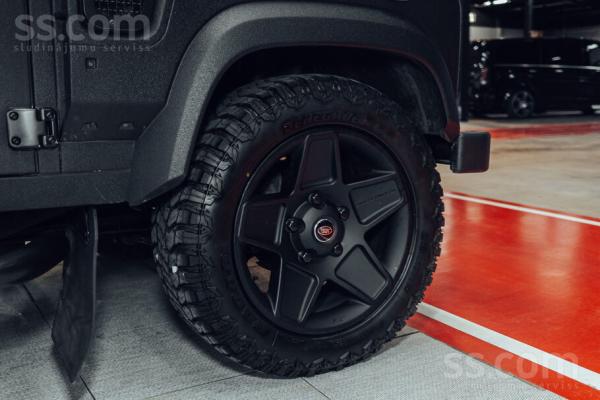 Black Land Rover Defender 2013 in Riga, with an engine capacity of 2.20 L and mileage of 11 thousand km for 95000 €, photo 10 on AUTOMOTO.COM.LV