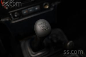 Melns Land Rover Defender 2013 Rīga, ar dzinēja tilpumu 2.20 L un nobraukumu 11 tūkst. km par 95000 €, foto 18 vietnē AUTOMOTO.COM.LV