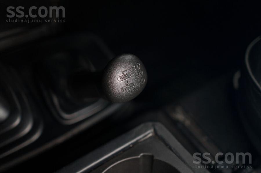 Melns Land Rover Defender 2013 Rīga, ar dzinēja tilpumu 2.20 L un nobraukumu 11 tūkst. km par 95000 €, foto 19 vietnē AUTOMOTO.COM.LV