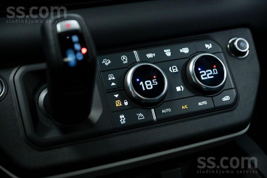 Melns Land Rover Defender 2023 Rīga, ar dzinēja tilpumu 3.00 L un nobraukumu 77 tūkst. km par 57000 €, foto 13 vietnē AUTOMOTO.COM.LV