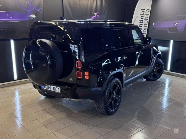 Melns Land Rover Defender 2023 Viļņa, ar dzinēja tilpumu 3.00 L un nobraukumu 100 tūkst. km par 54000 €, foto 2 vietnē AUTOMOTO.COM.LV