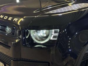 Melns Land Rover Defender 2023 Viļņa, ar dzinēja tilpumu 3.00 L un nobraukumu 100 tūkst. km par 54000 €, foto 4 vietnē AUTOMOTO.COM.LV