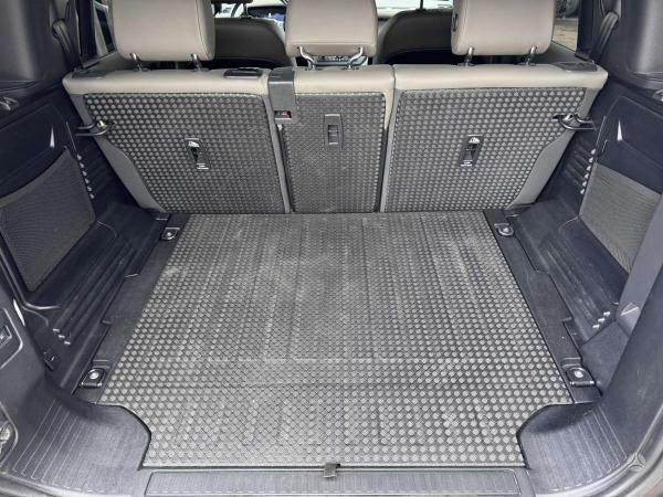 Melns Land Rover Defender 2023 Viļņa, ar dzinēja tilpumu 3.00 L un nobraukumu 100 tūkst. km par 54000 €, foto 9 vietnē AUTOMOTO.COM.LV