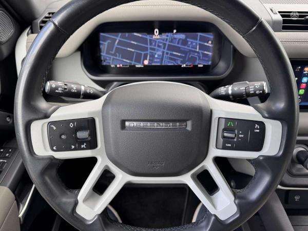 Melns Land Rover Defender 2023 Viļņa, ar dzinēja tilpumu 3.00 L un nobraukumu 100 tūkst. km par 54000 €, foto 10 vietnē AUTOMOTO.COM.LV