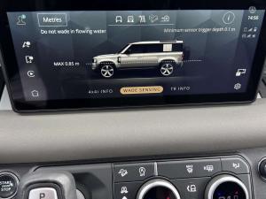 Melns Land Rover Defender 2023 Viļņa, ar dzinēja tilpumu 3.00 L un nobraukumu 100 tūkst. km par 54000 €, foto 21 vietnē AUTOMOTO.COM.LV