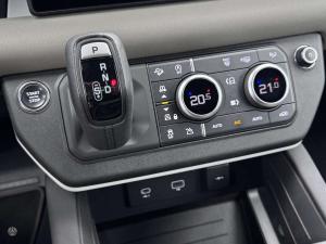Melns Land Rover Defender 2023 Viļņa, ar dzinēja tilpumu 3.00 L un nobraukumu 100 tūkst. km par 54000 €, foto 23 vietnē AUTOMOTO.COM.LV