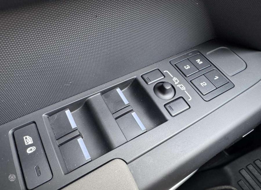 Melns Land Rover Defender 2023 Viļņa, ar dzinēja tilpumu 3.00 L un nobraukumu 100 tūkst. km par 54000 €, foto 24 vietnē AUTOMOTO.COM.LV