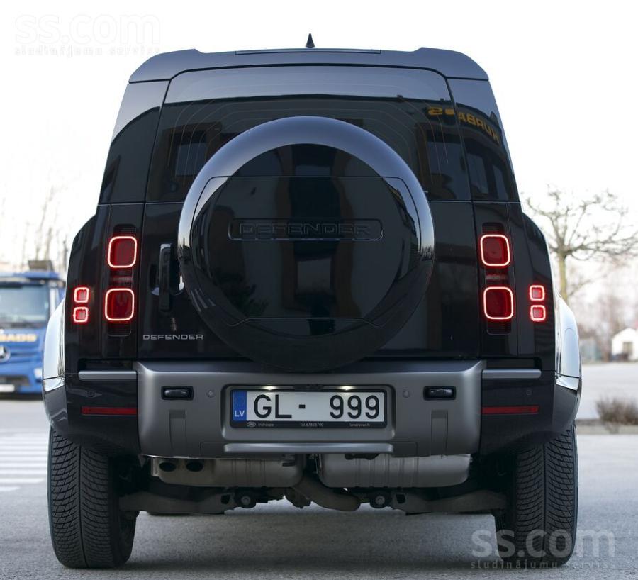 Black Land Rover Defender 2024 in Riga, with an engine capacity of 3.00 L and mileage of 16 thousand km for 77900 €, photo 8 on AUTOMOTO.COM.LV